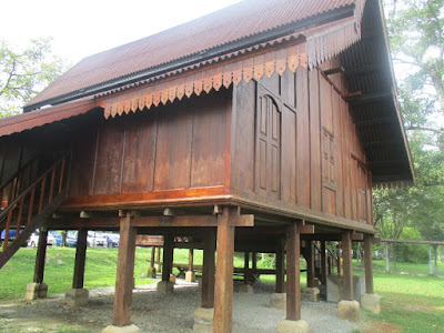 SENI LAMA MELAYU (MALAY OLDEN ART): Rumah Pahang di (Pahang house at) UPM