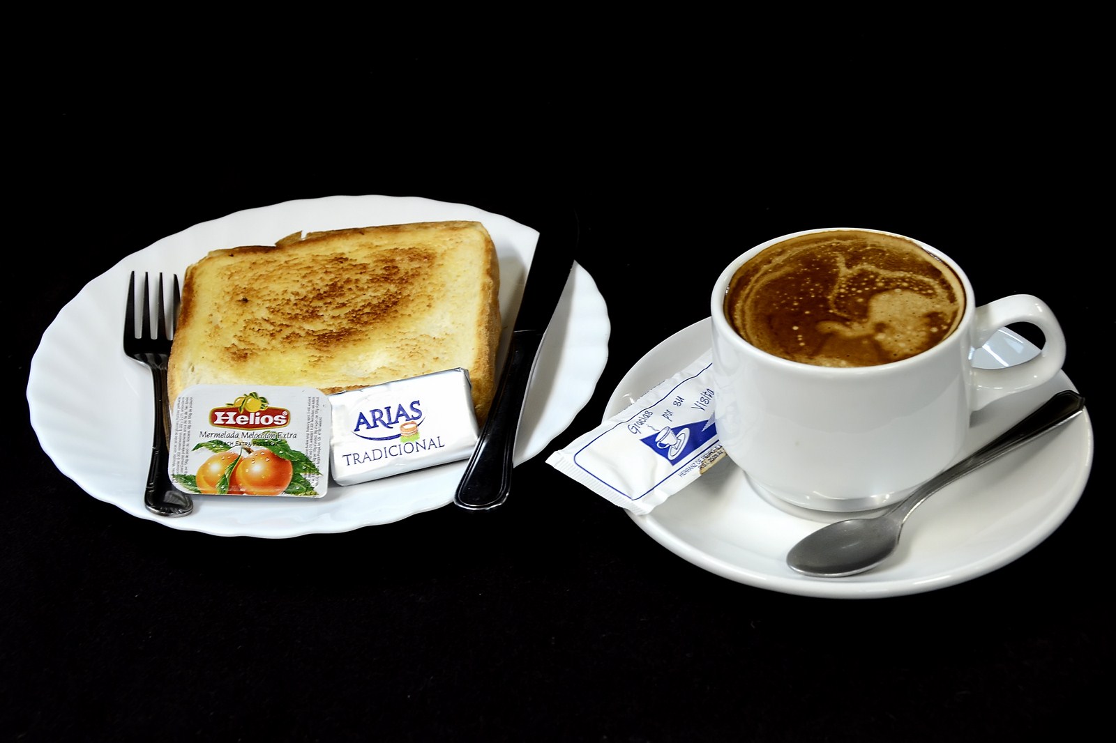 Tomillo: Café, con tostadas, mermelada y mantequilla