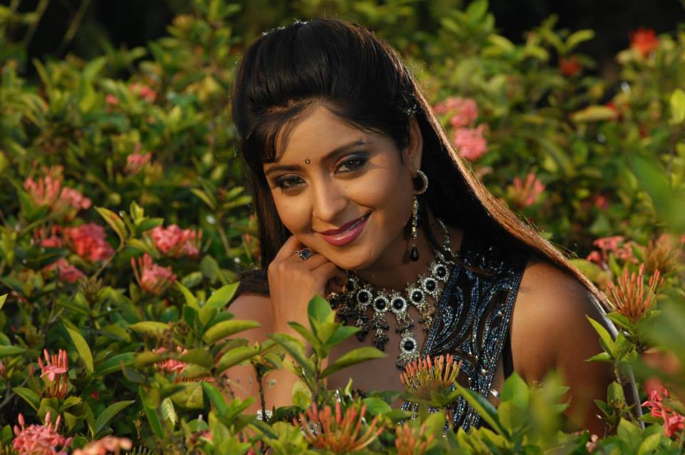 Actriz Bhojpuri Subhi Sharma