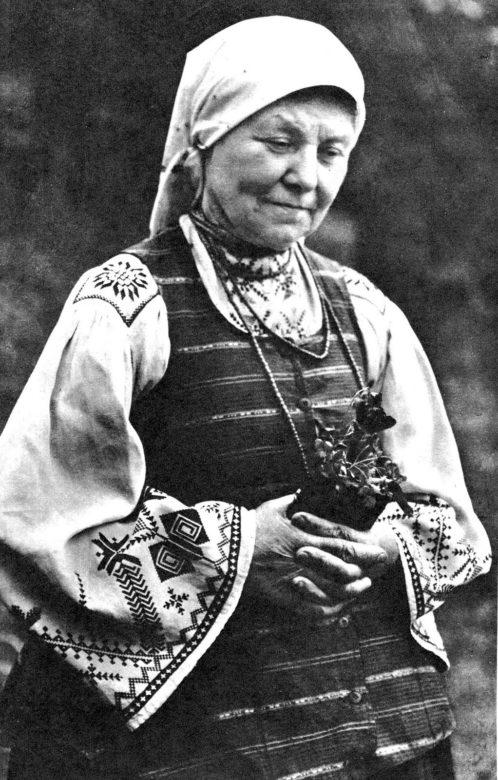 FolkCostume&Embroidery: Costume of Kapsai region, Lithuania