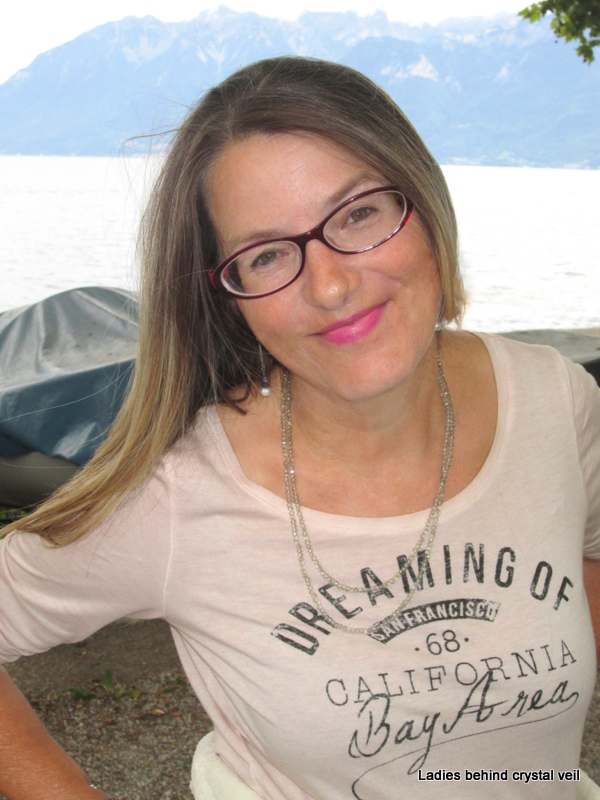 Gracious ladies behind crystal veil: Veronik 037