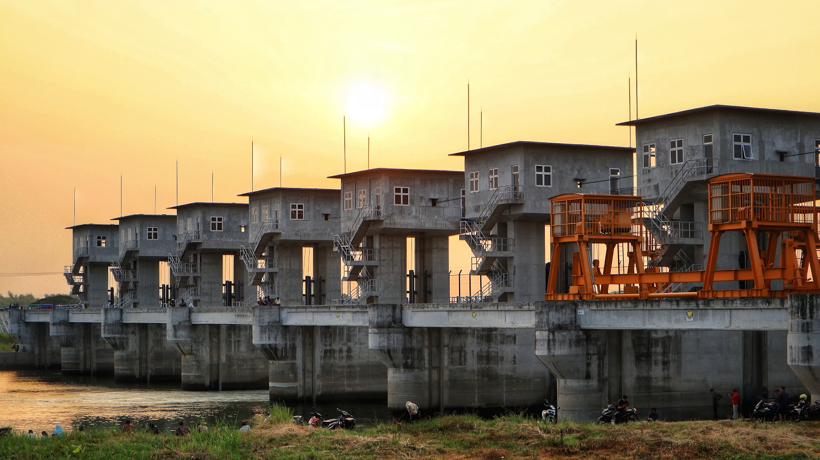 Ngabuburit di Bendung Gerak Sembayat