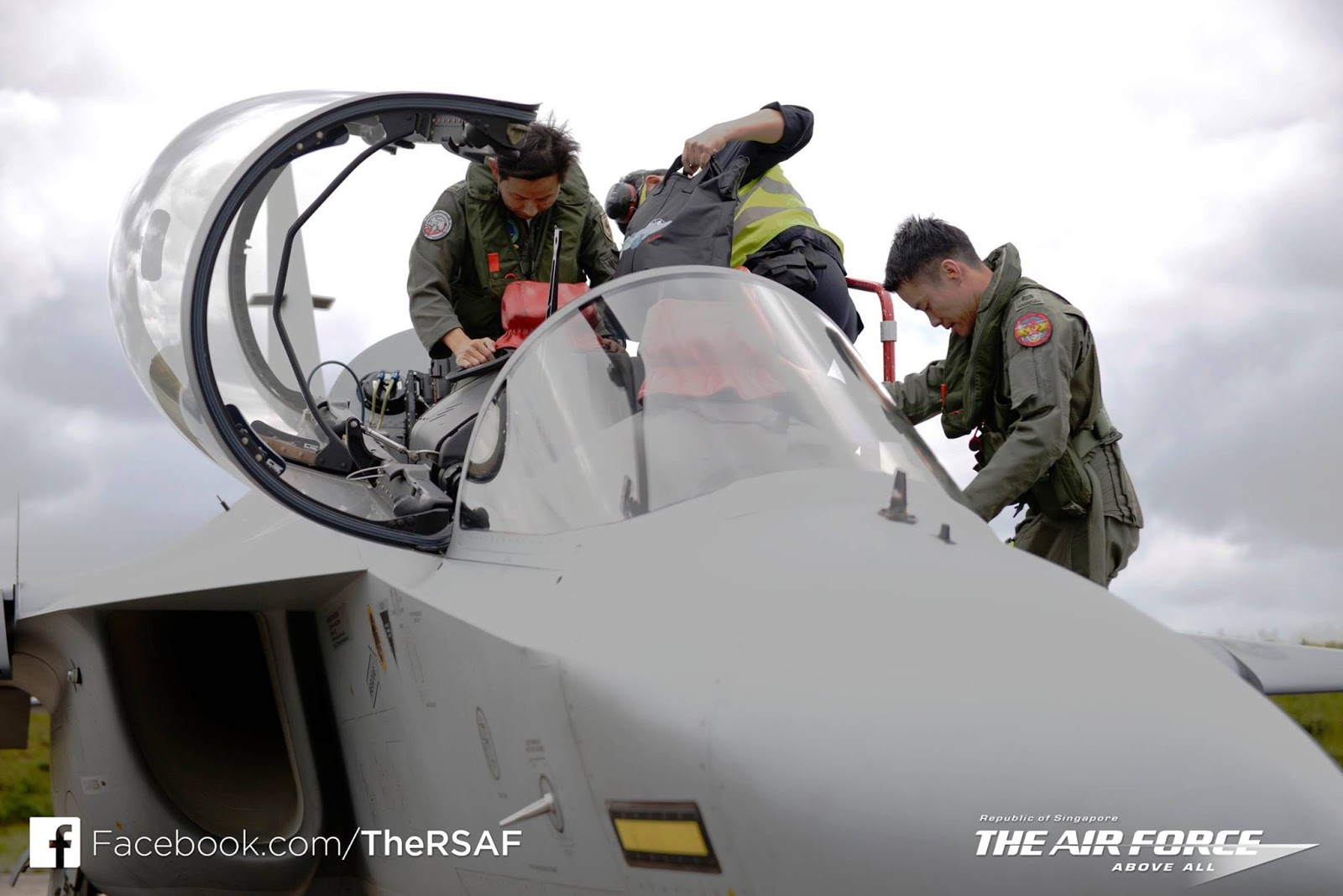 Full Frame: Grooming Fast Jet Jockeys : Alenia Aermacchi M-346 Advanced ...