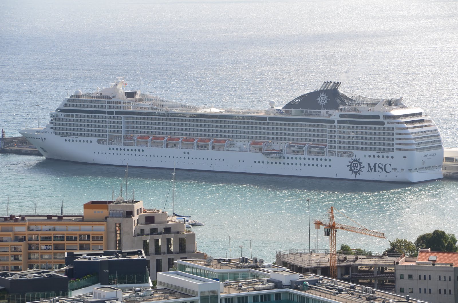CLUBE DE ENTUSIASTAS DE NAVIOS: MSC MUSICA no porto do Funchal