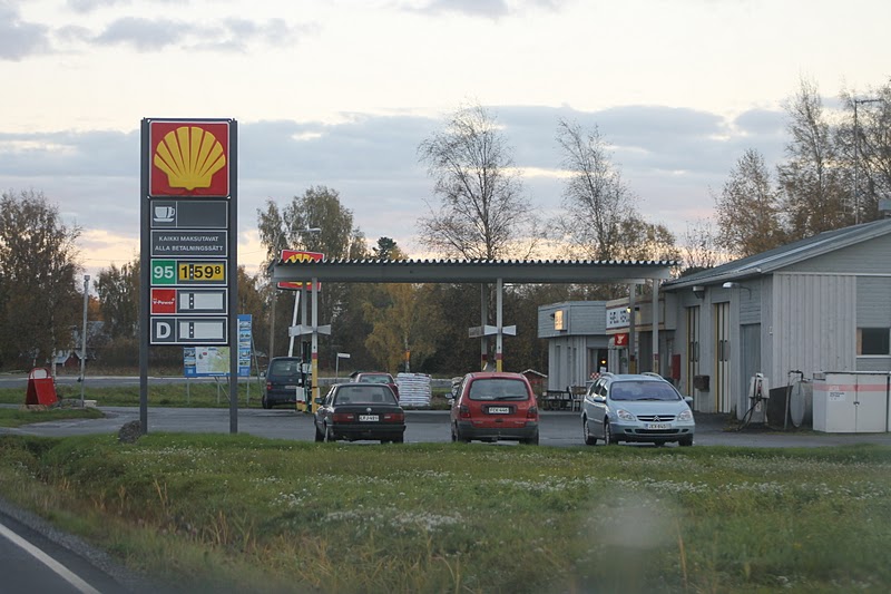 Petras Snicksnackiga blogg: Dagens nagel, läsa tidningen, outfit ...