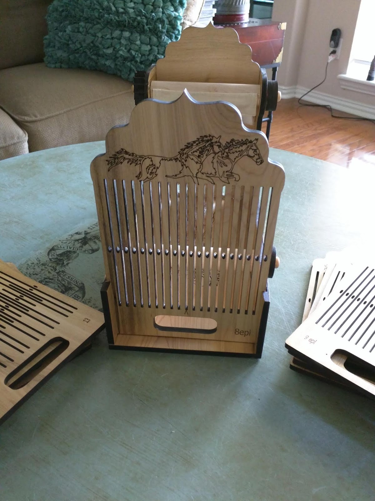 She's just a girl who creates...: Some box loom designs from Handywoman