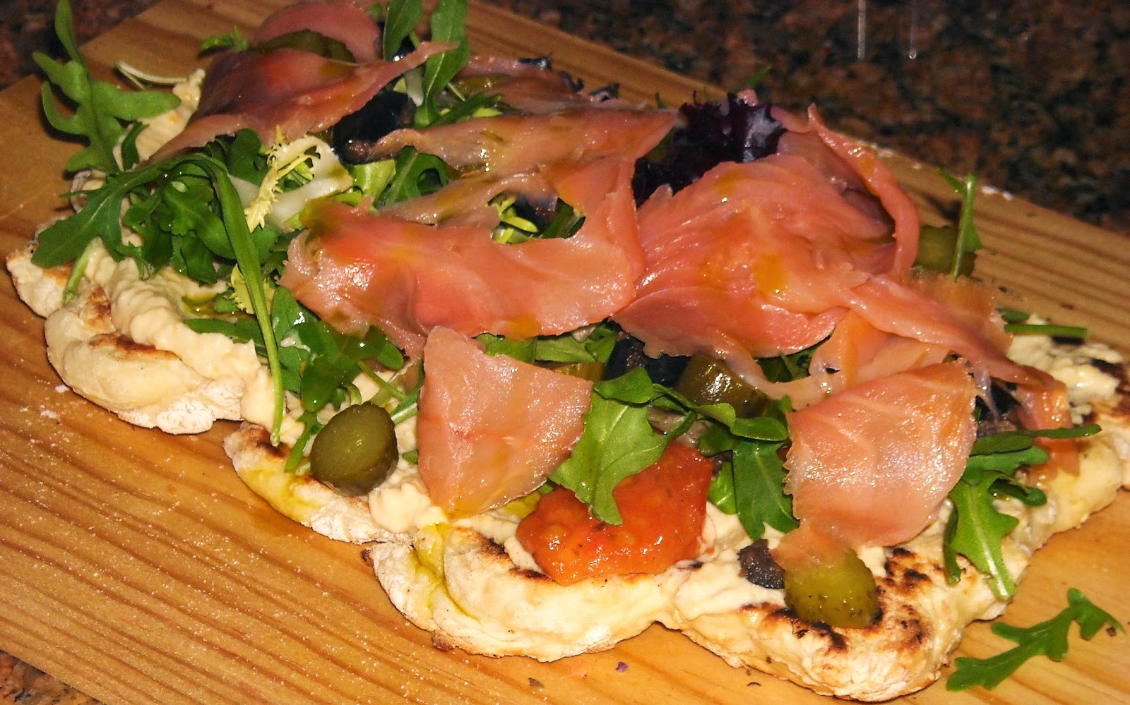 Coisas e Coisinhas: Pão achatado com salmão fumado e hummus de iogurte