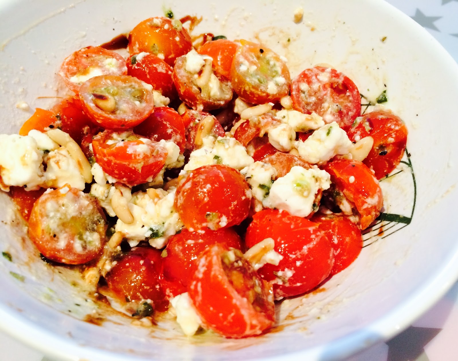 GastroCultura: Receta de ensalada de tomate, queso feta y piñones.