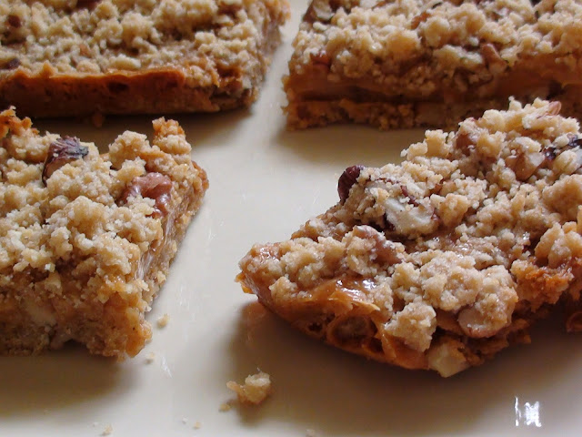 zsuzsa is in the kitchen: CARAMEL WALNUT BARS