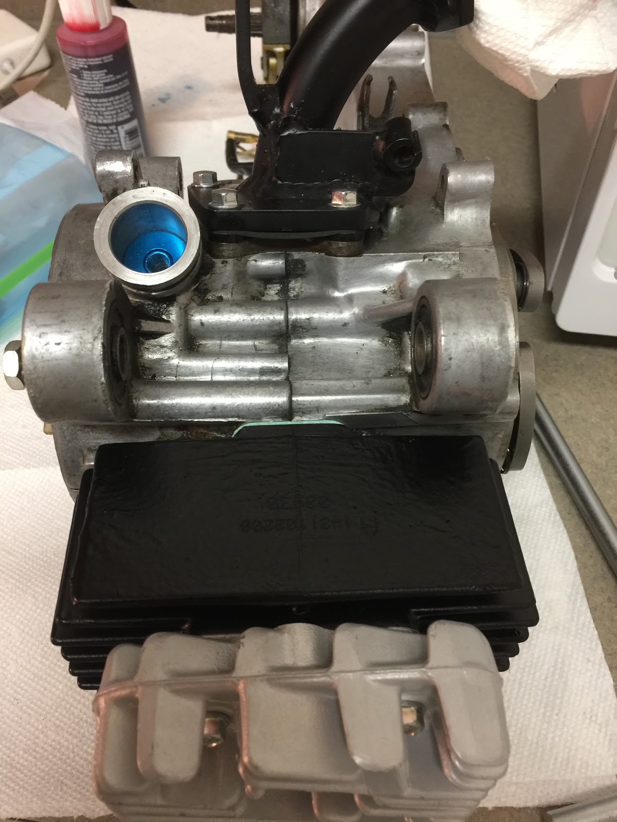 Honda Express NC50: Rebuilding the motor with the shredded seal