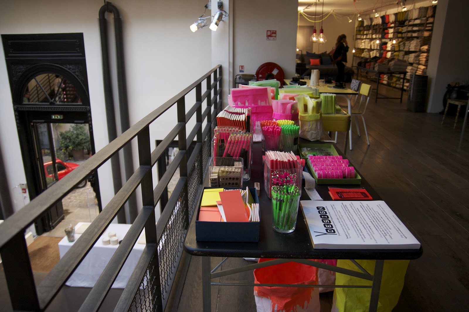 How fun is this neon-filled table? Trends don't stop at just fashion ...