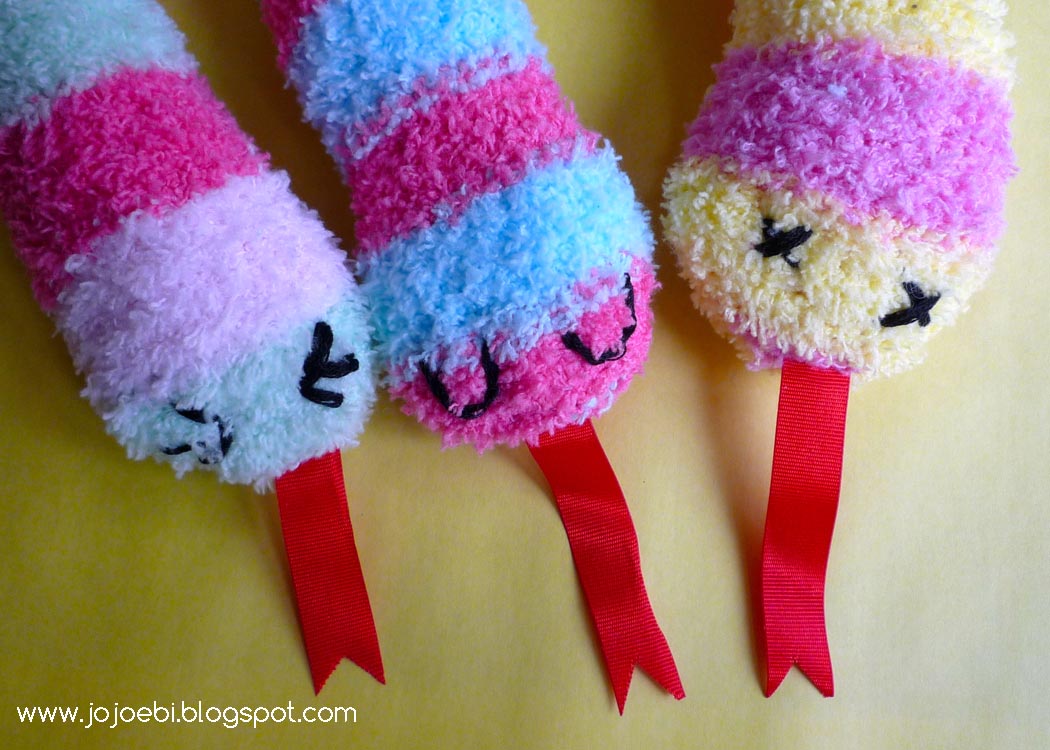 jojoebi designs: fluffy snakes....