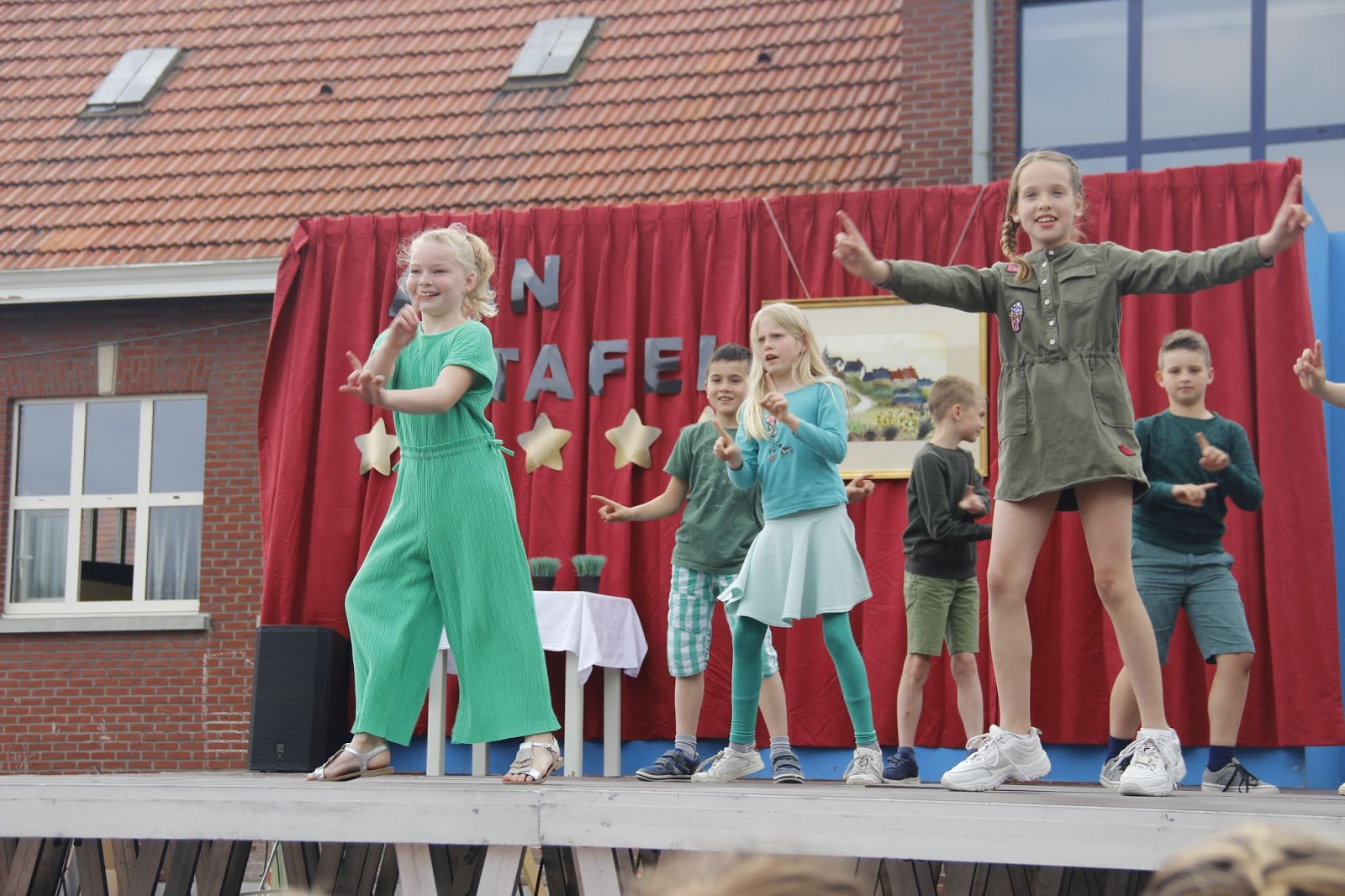 Activiteiten met heel De Wegwijzer!: Schoolfeest: Aan tafel!