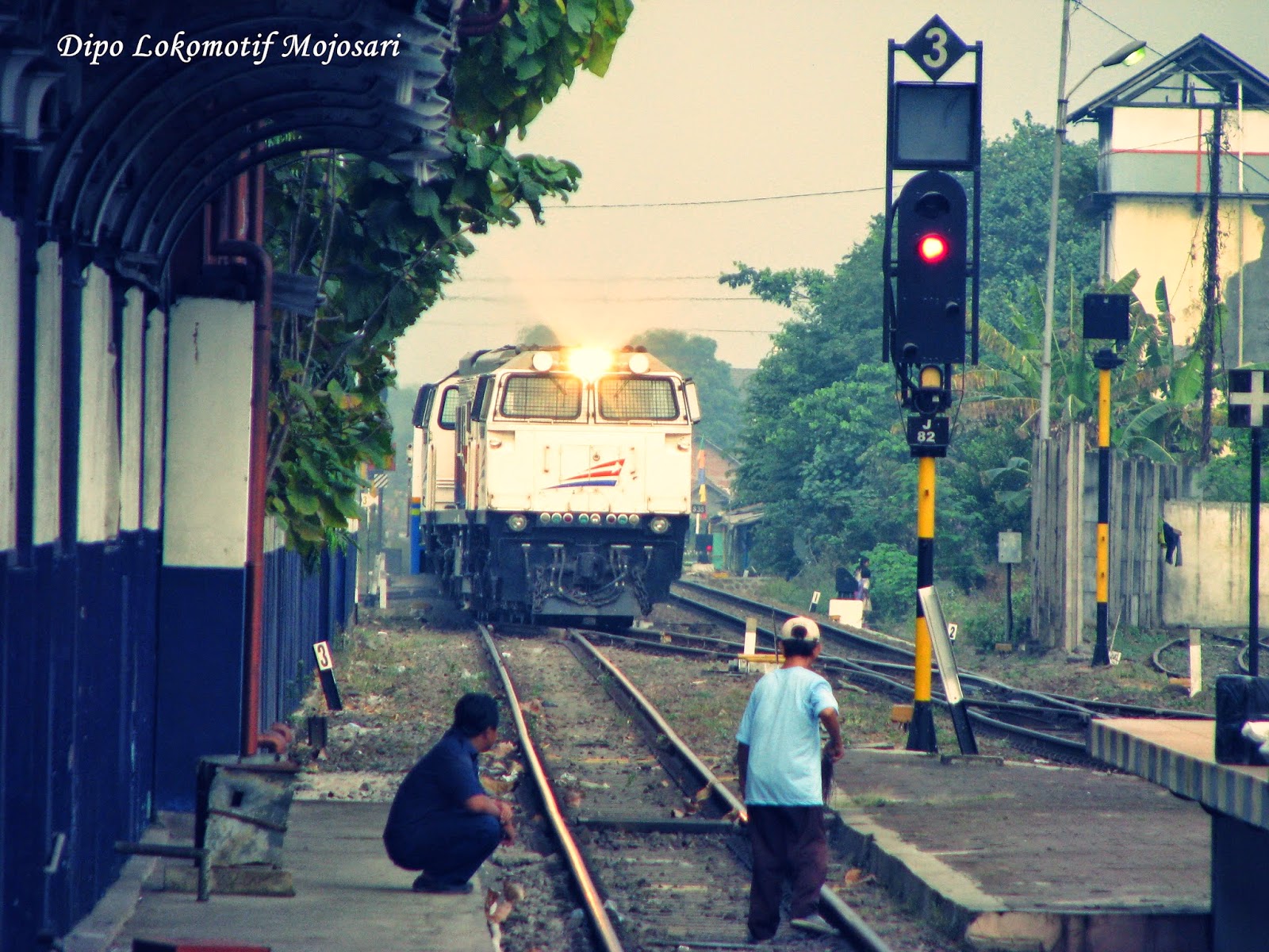 Kereta Api Indonesia: Rangkaian Senja Utama Solo Memasuki Stasiun Tugu ...