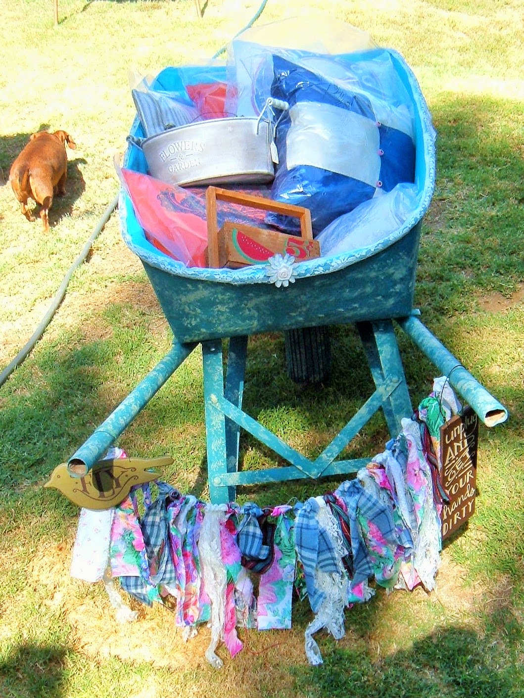SPANKY LUVS VINTAGE: My Crappy $10 wheelbarrow