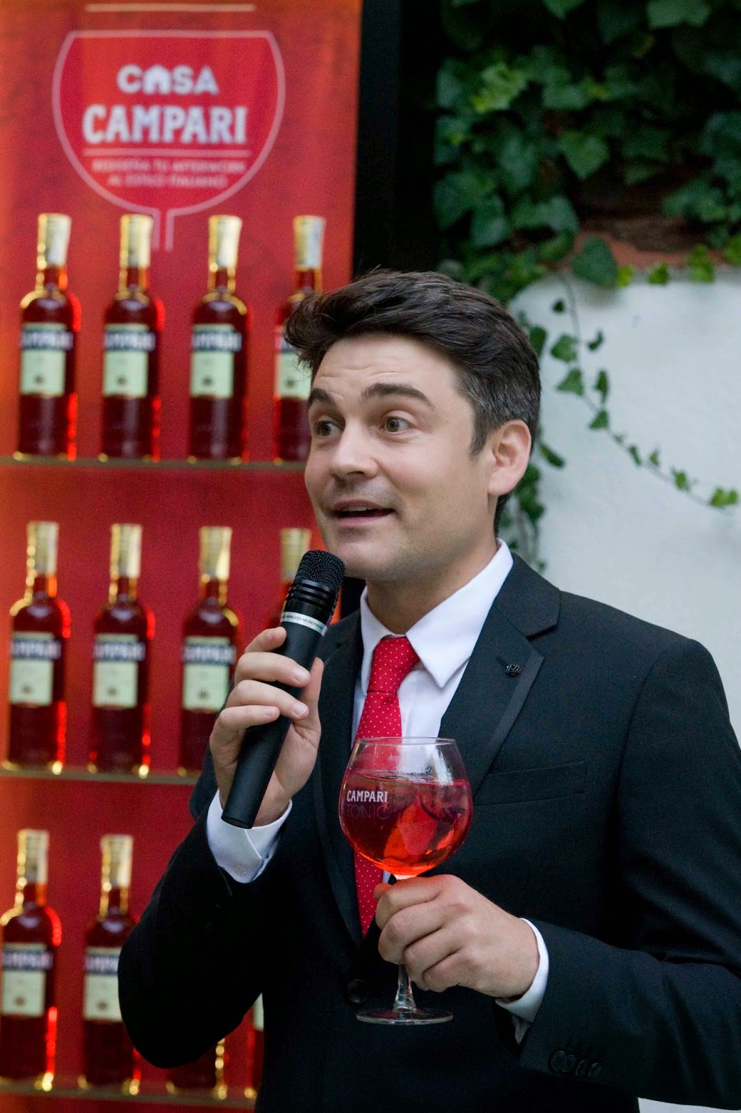 ROGER COMO ACTOR POLIFACÉTICO BRINDA POR EL ÉXITO