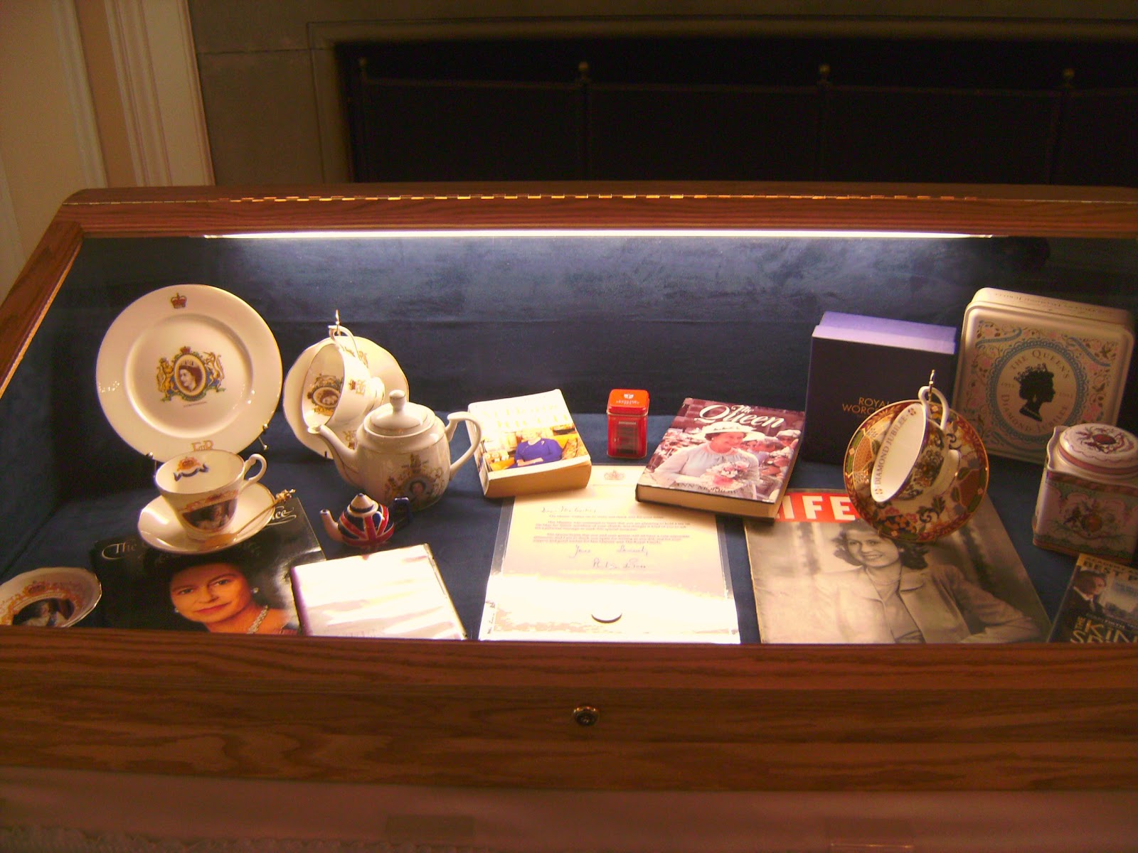 Relevant Tea Leaf: A "Tea Fit for a Queen" at Longacre House