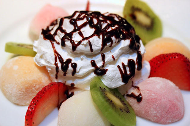 Although we were completely stuffed, we couldn't leave without trying ...