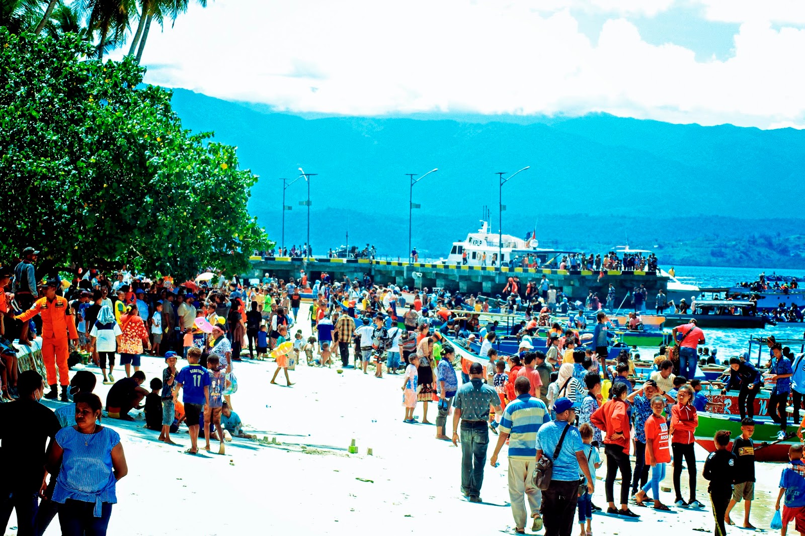KEINDAHAN ALAM PULAU MANSINAM (PAPUA BARAT)