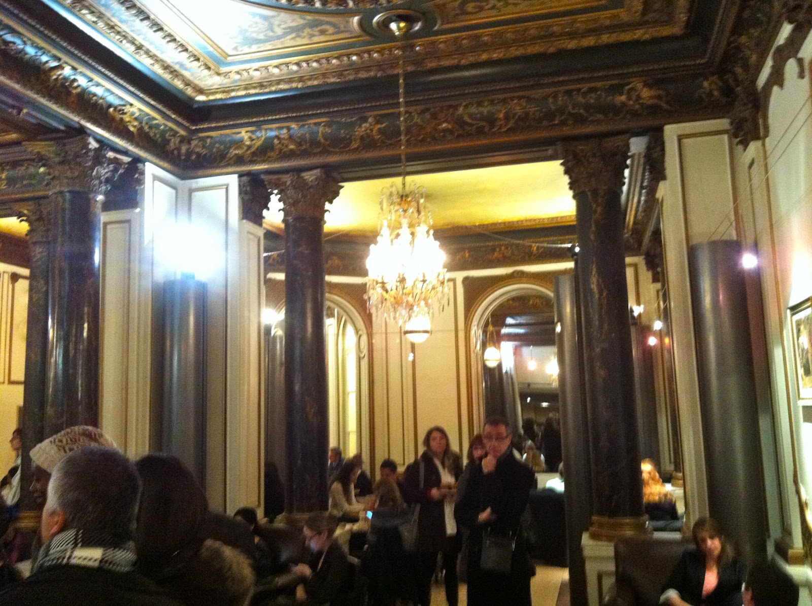 BrandInnovator: Starbucks near L'Opera: evokes classic Paris urban ...