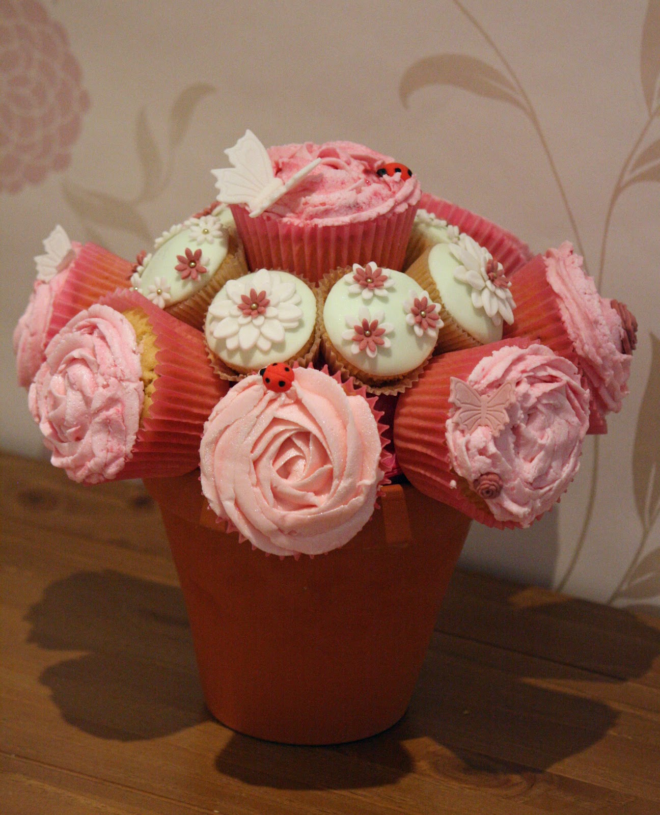 lauralovescakes...: Mother's Day Cupcake Bouquet