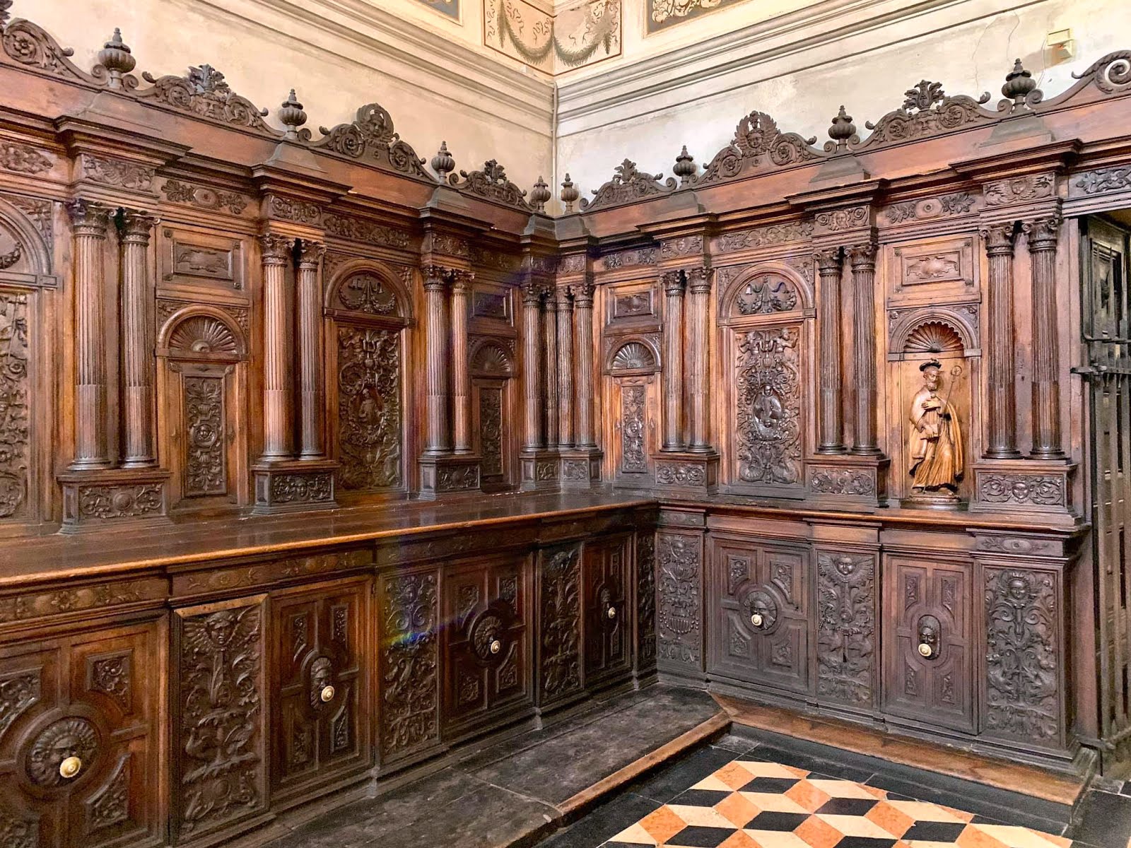Guilio Romano's Monumental Sacristy in the Abbazia di San Benedetto ...