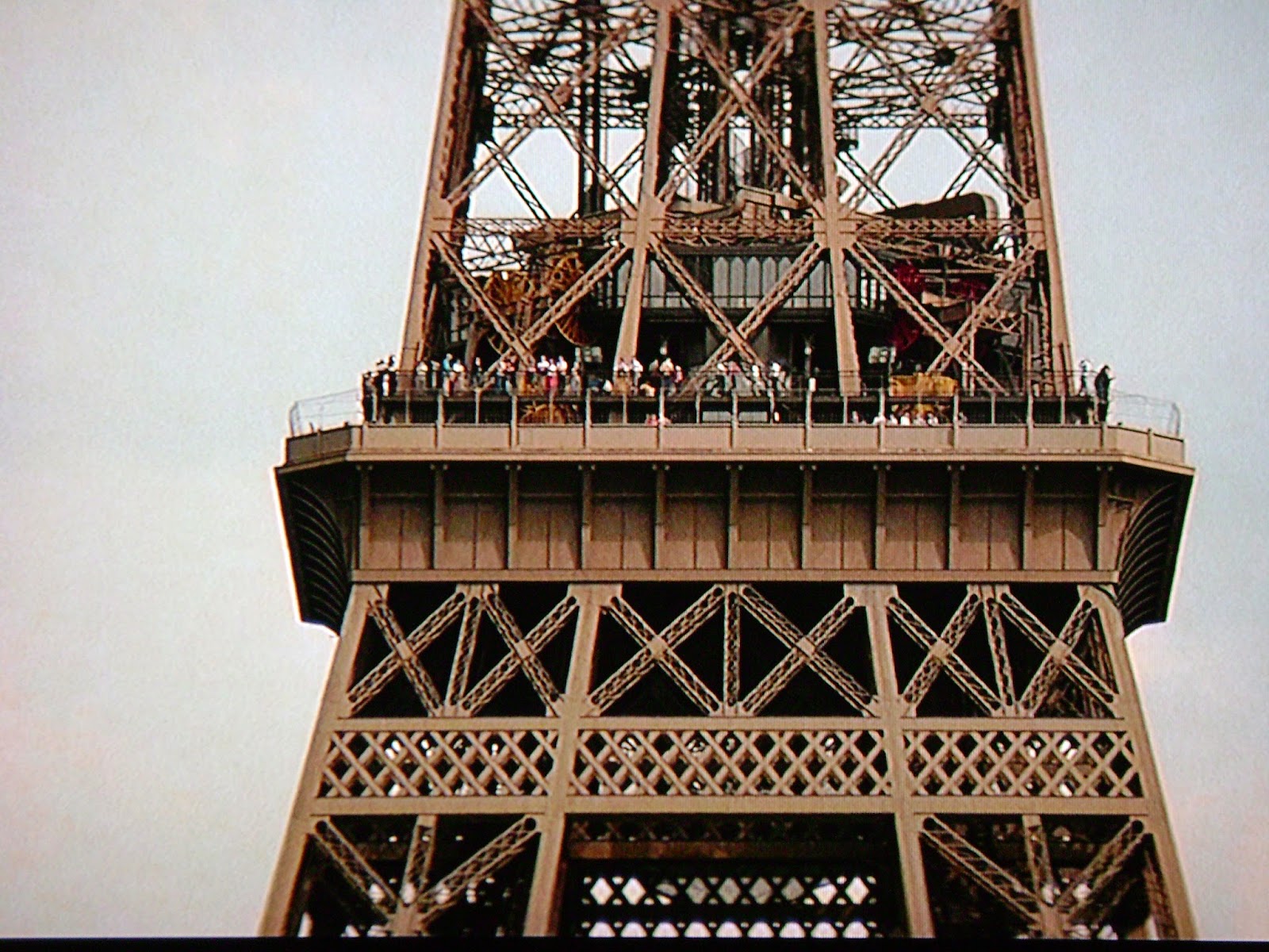 007 TRAVELERS: 007 Restaurant: Le Jules Verne in Eiffel Tower