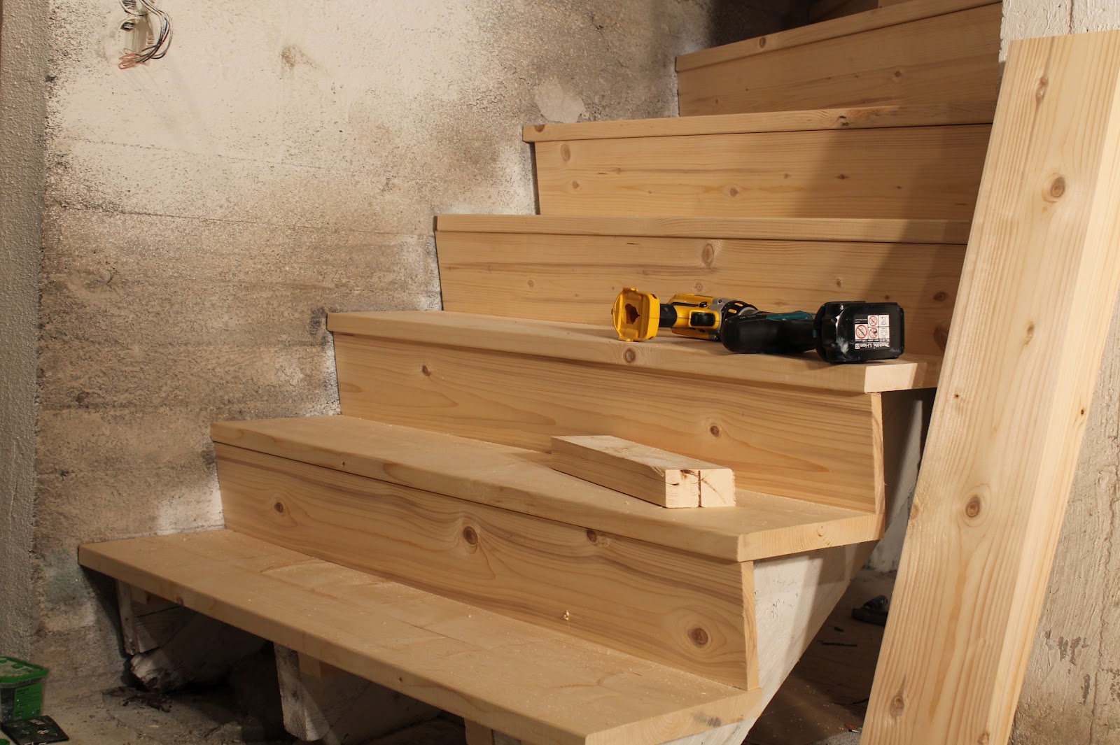 Ullakon Hilma: kellarin portaat