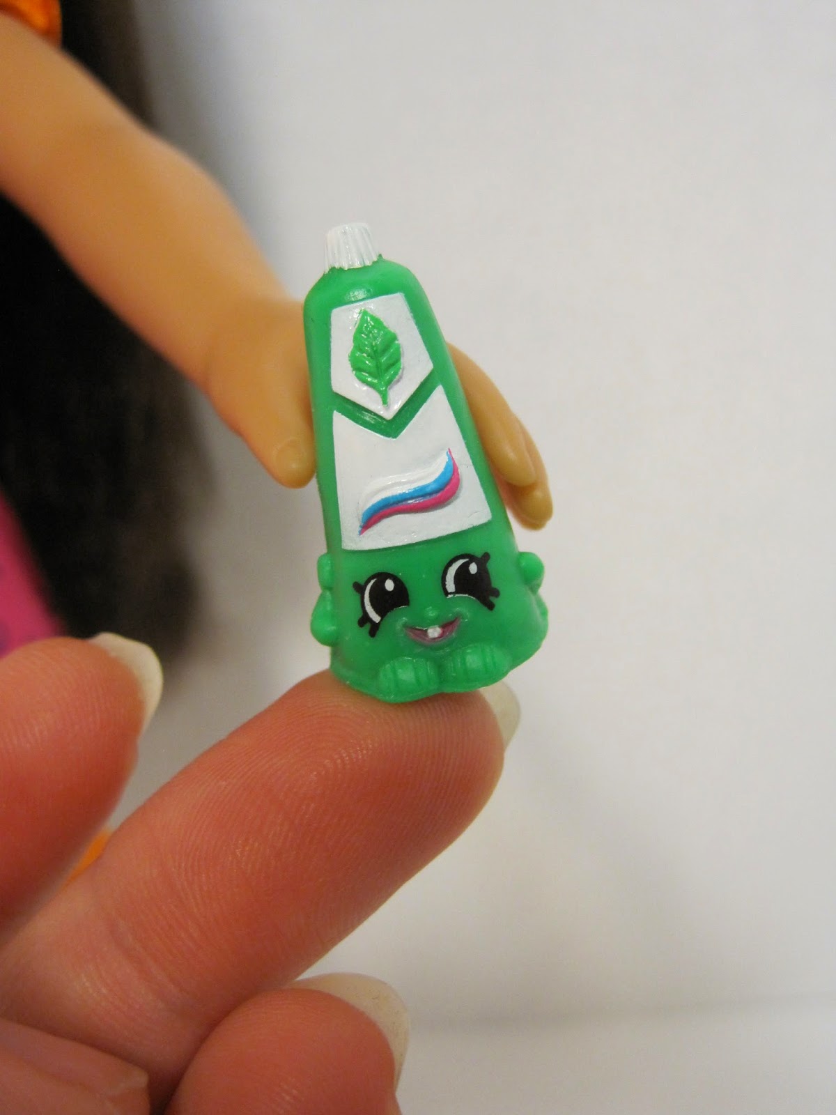 Never Grow Up: A Mom's Guide to Dolls and More: Shopkins Review