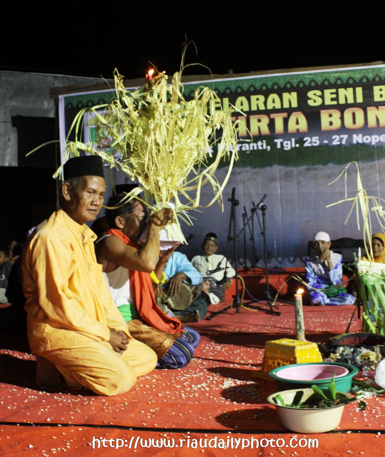 TRADISI PENGOBATAN TRADISONAL BELIAN | RIAU DAILY PHOTO