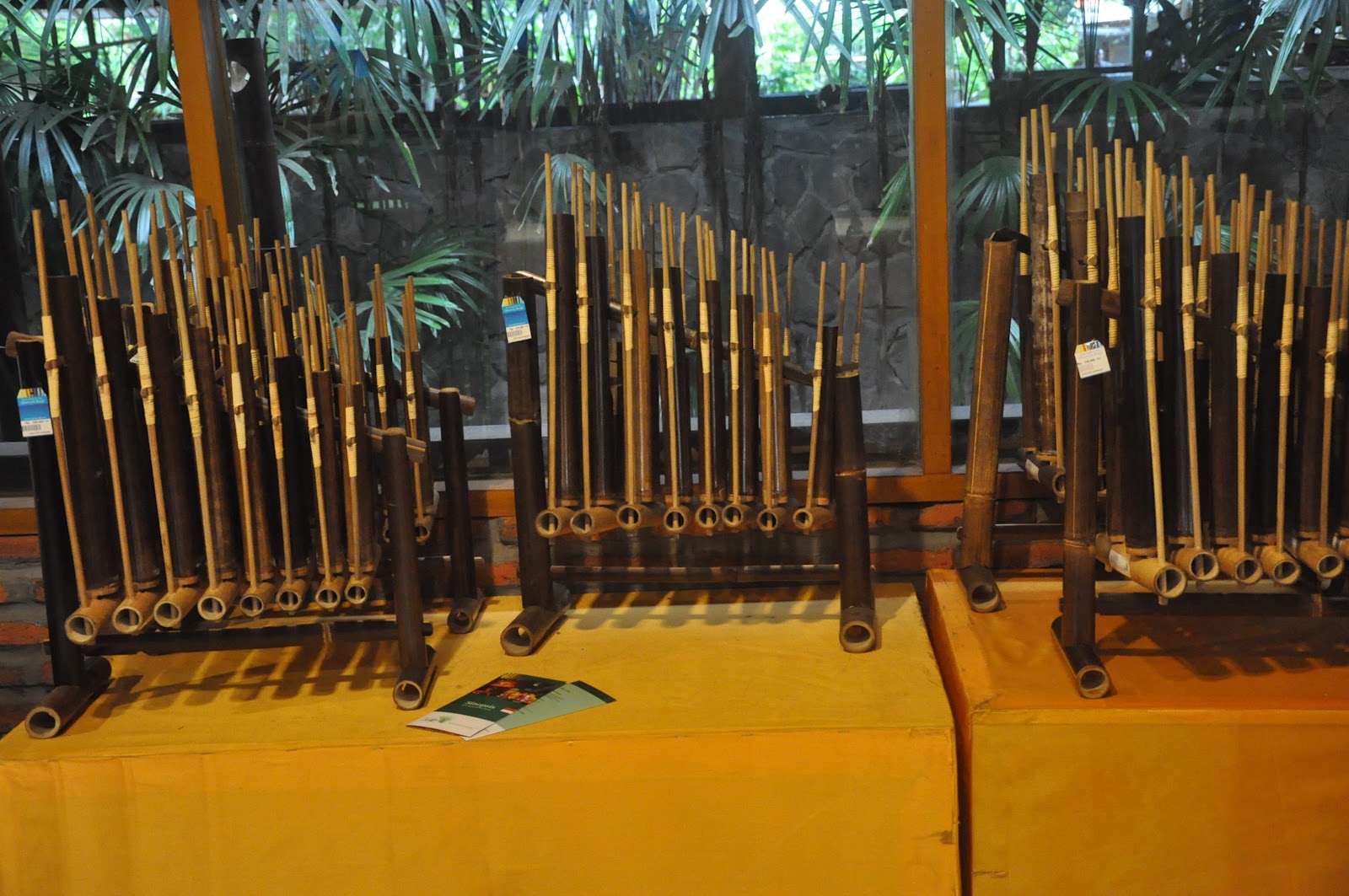 it's my world: Main angklung di Saung Angklung Udjo