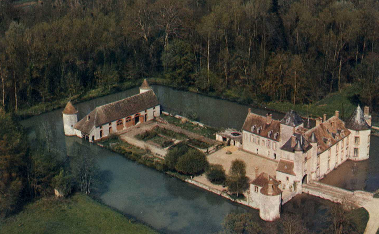 Le Bâtiment: Fiche historique, les châteaux-forts. Sigy