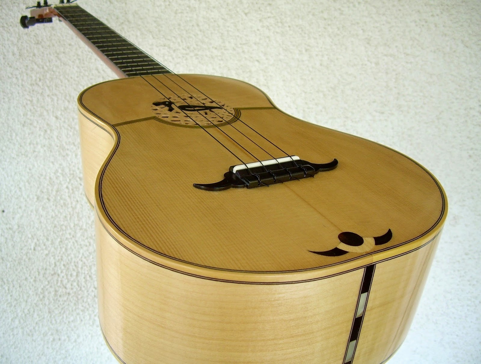 Alfonso Sandoval - Luthier: CUATRO VENEZOLANO