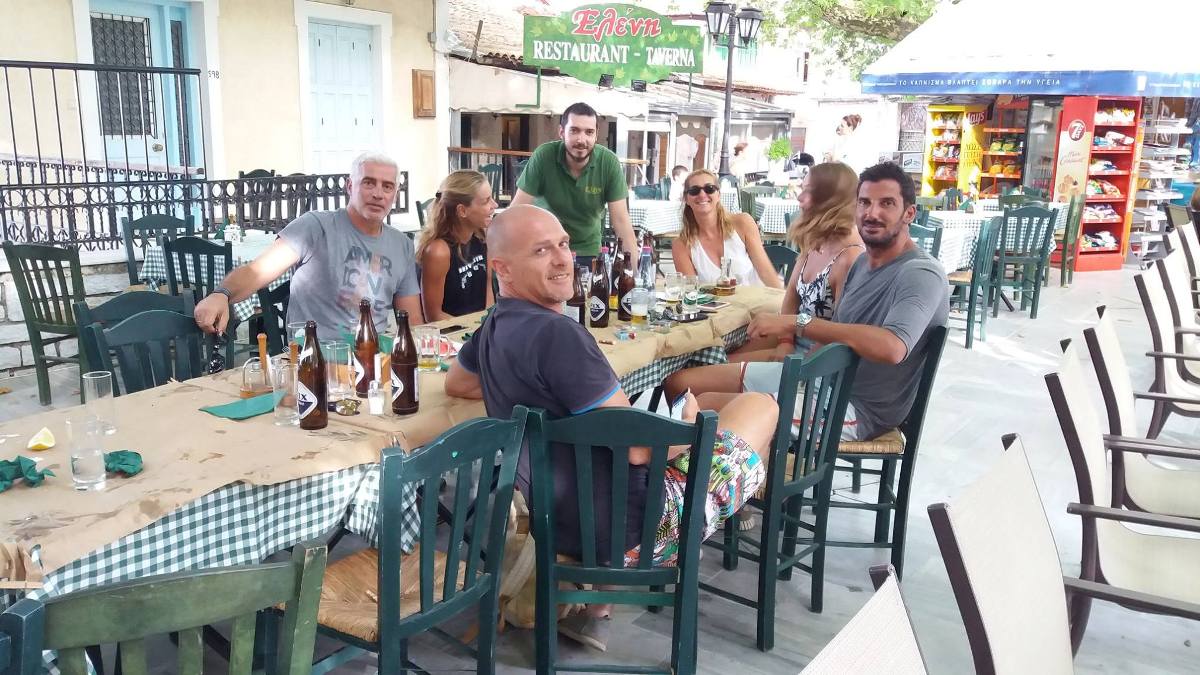 Σε παραδοσιακή ταβέρνα της Λευκάδας ο Νικοπολίδης με την Γιολάντα Διαμαντή