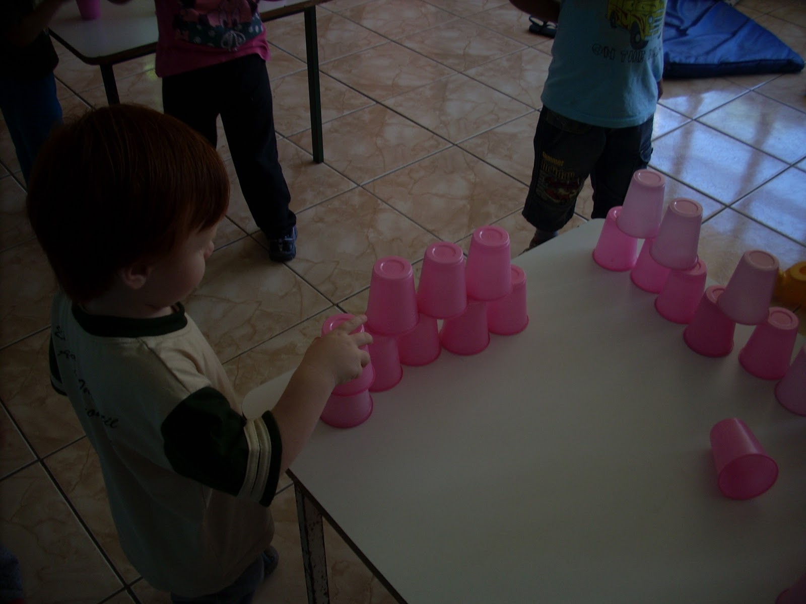 Atividades para Educação Infantil: Torre de copos