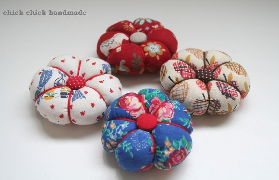 chick chick sewing: Flower shaped pincushions