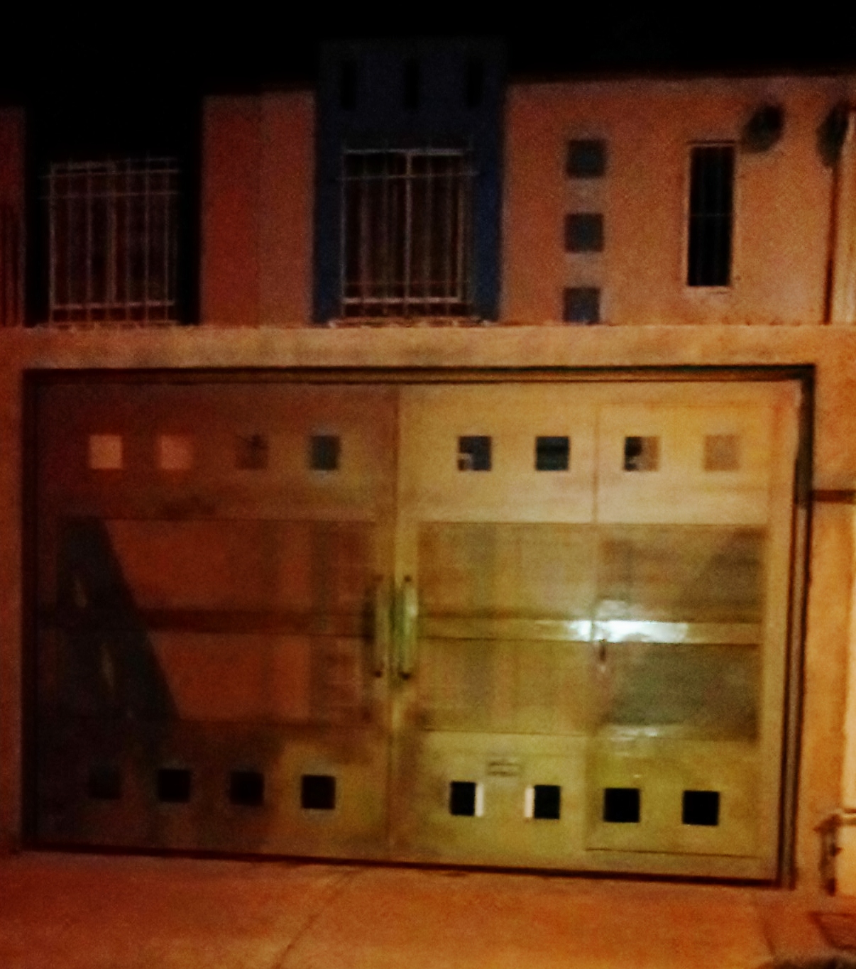 PORTONES Y HERRERIA: PUERTA integrada en PORTON