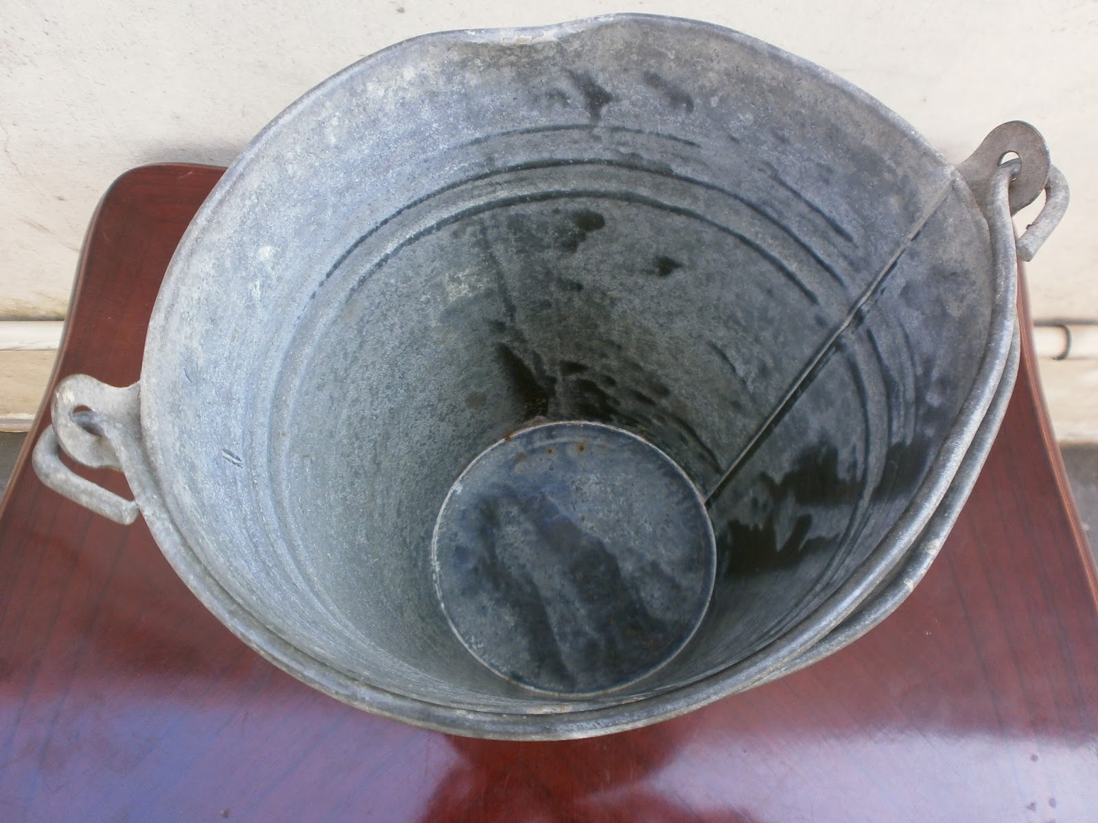 Antikpisan: Ember Besi Antik Era Kolonial Belanda ( SOLD OUT / TERJUAL )