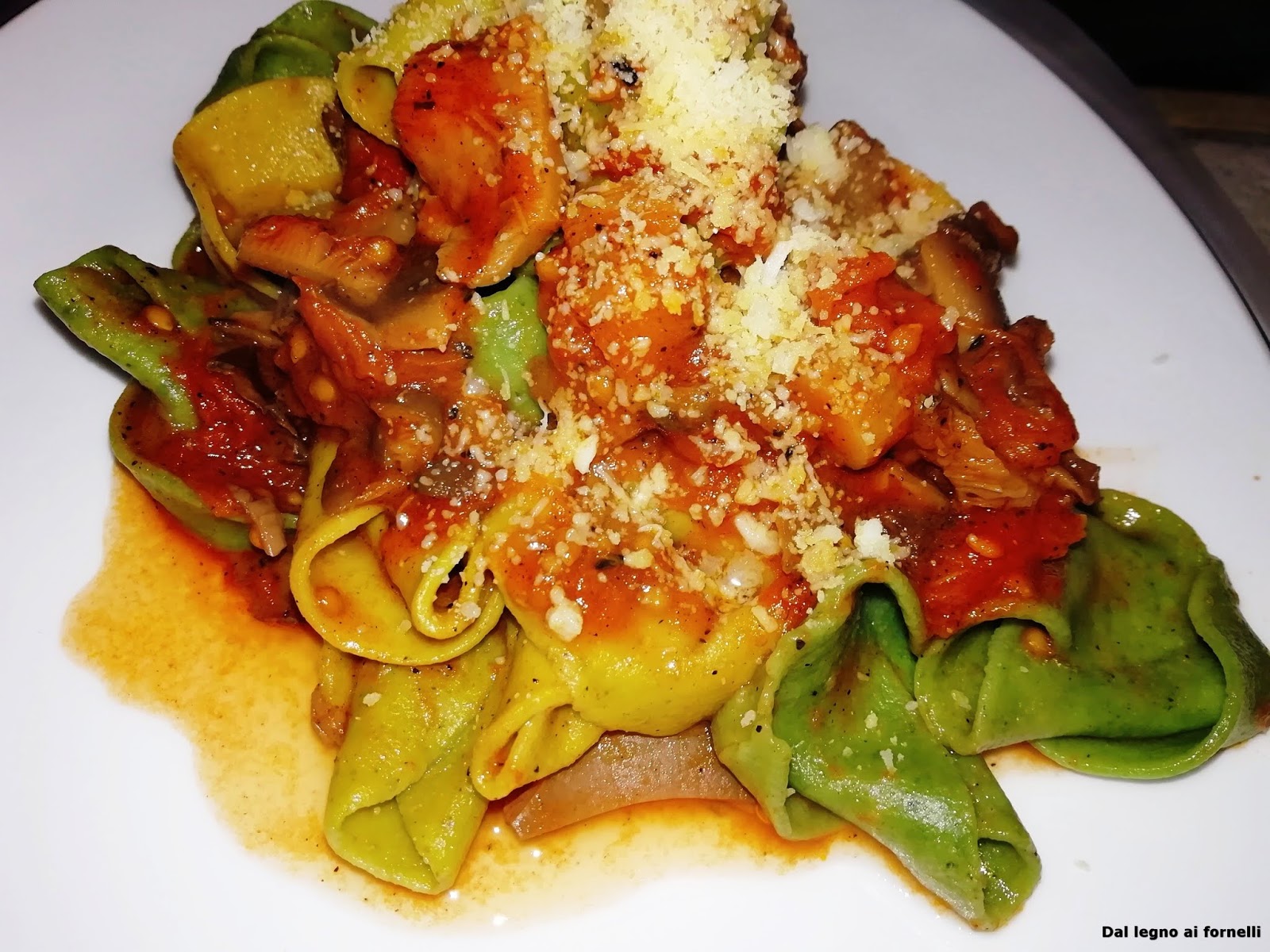 Cappellacci del brigante, di farina e cavolo nero. Conditi con funghi ...