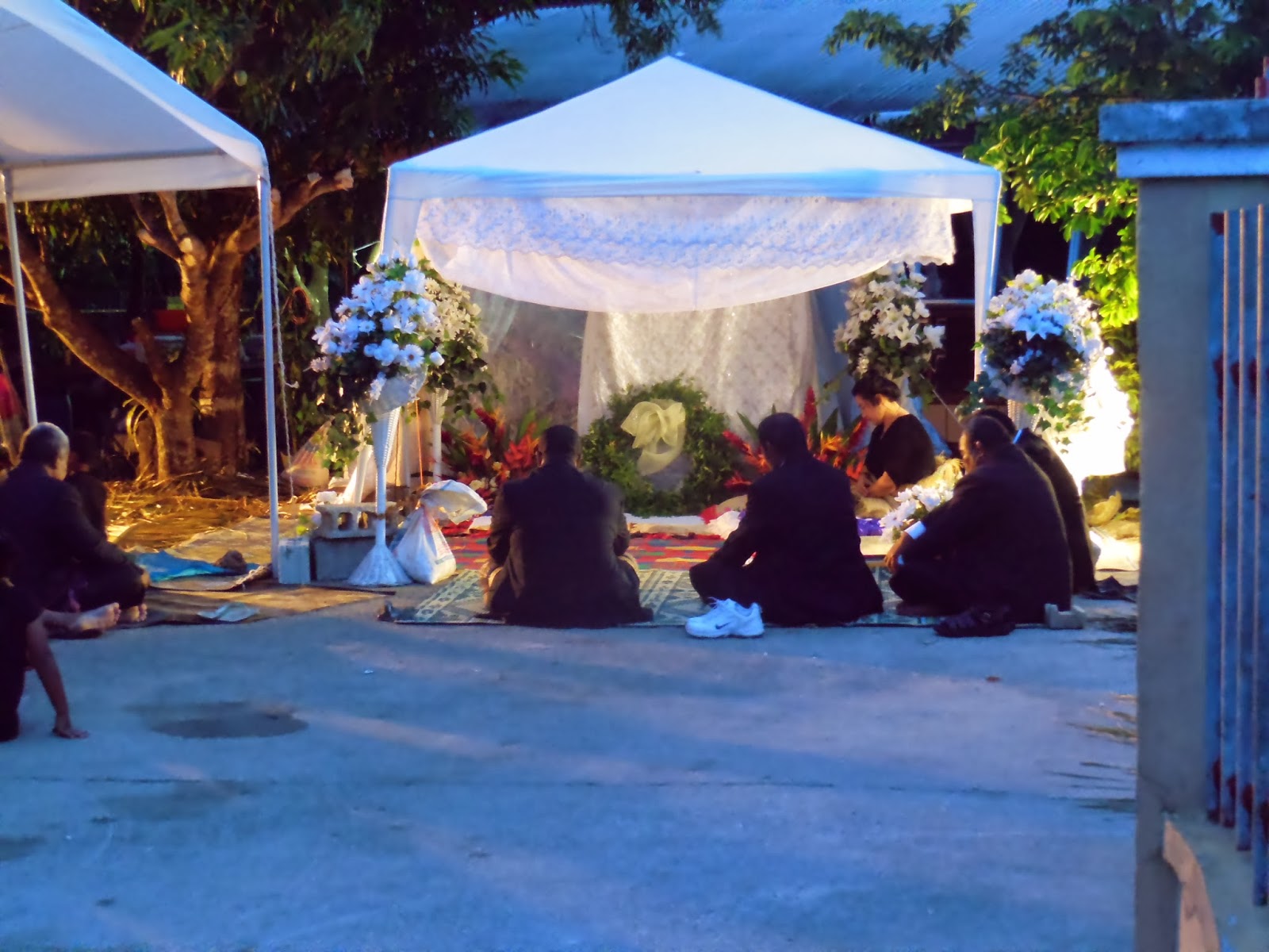 Tonga!: Funerals in Tonga are heaped in tradition. The family greets ...