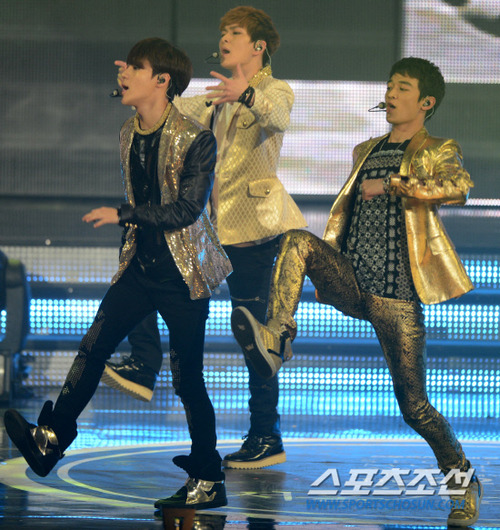 SHINee Wins and Looks Incredible at the 22nd Seoul Music Awards