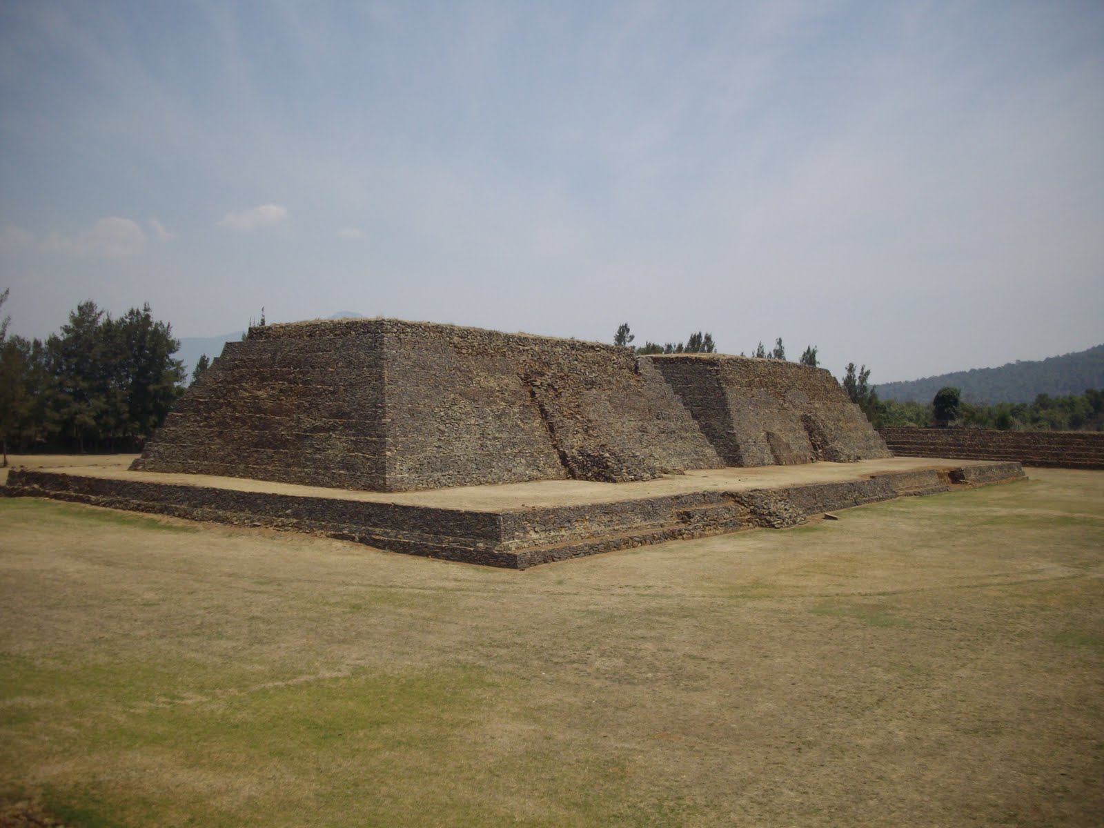 Ihuatzio: Piramides (Curicaueri y Xaratanga)