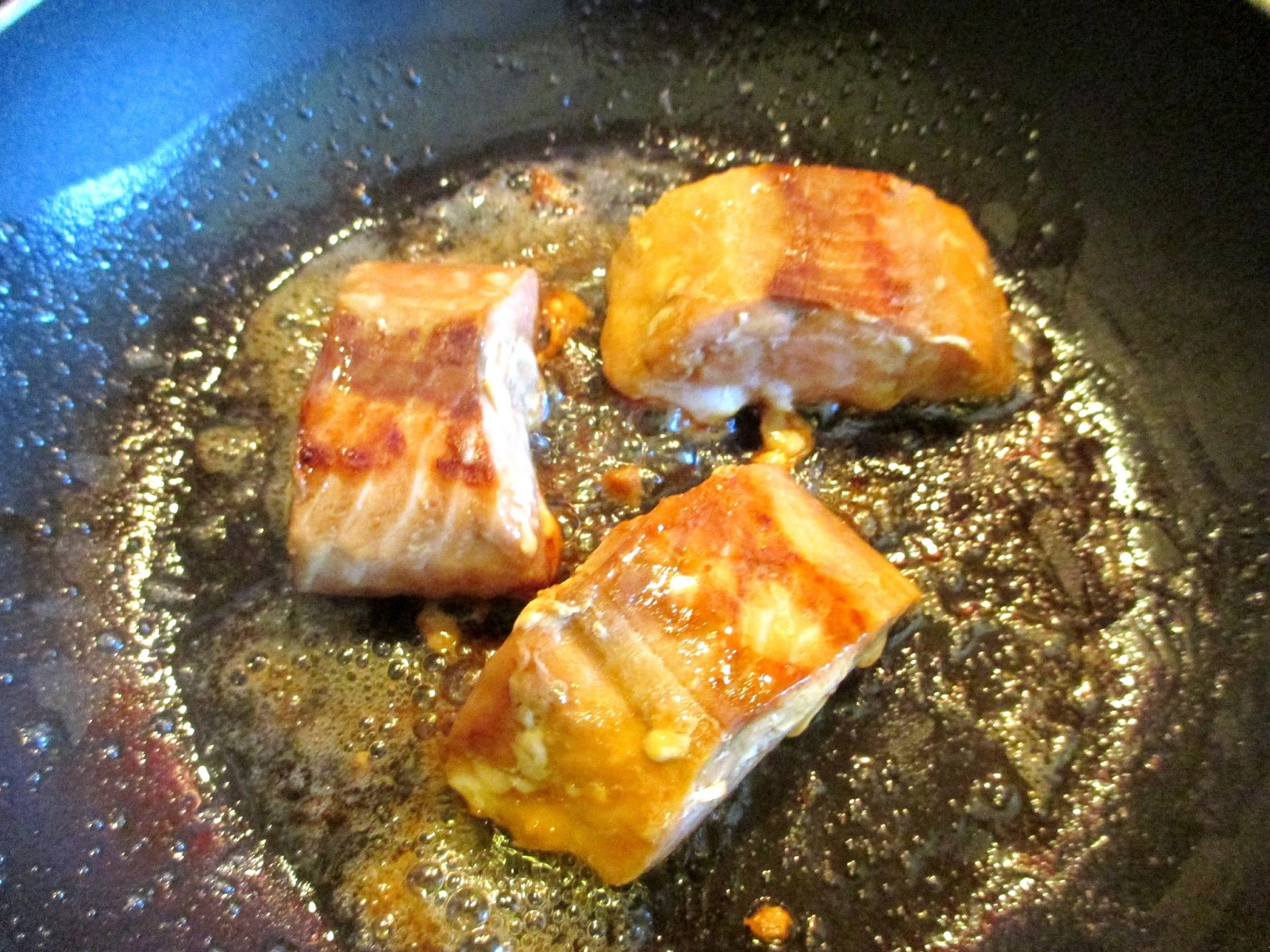 Otaku Family: Salmon Teppanyaki auf Daikonrettich und Ingwermayonnaise