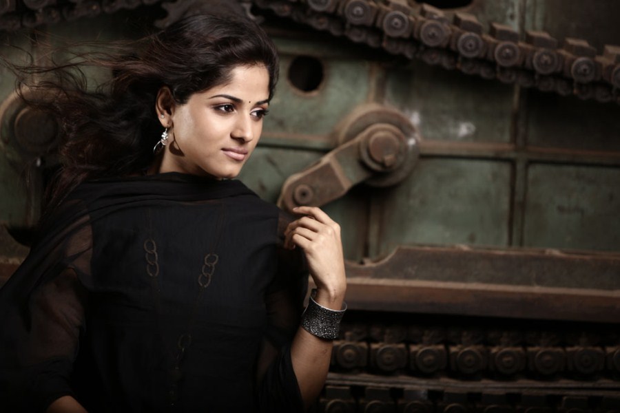 555 FILM ACTRESS IN BLACK DRESS - Fresh Movie Photos