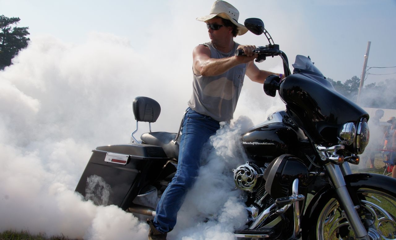 Moto Babes: Burnout at Bikers party