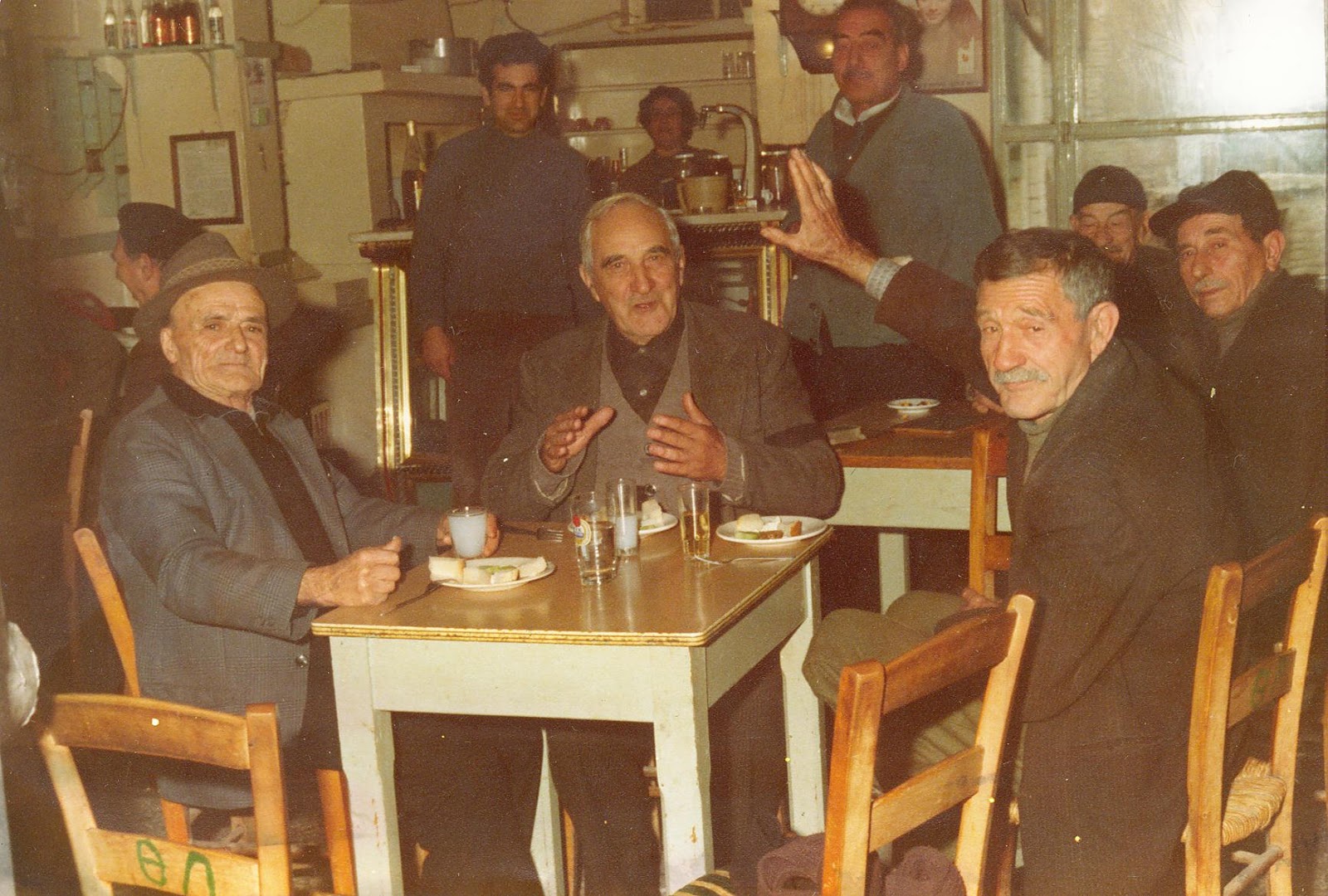 ΠΑΜΦΙΛΑ: ΟΙ ΚΑΦΕΝΕΔΕΣ ΤΟΥ ΧΩΡΙΟΥ