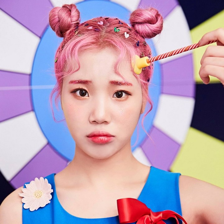 MOMOLAND JooE Covers Her Bare Face At The Airport