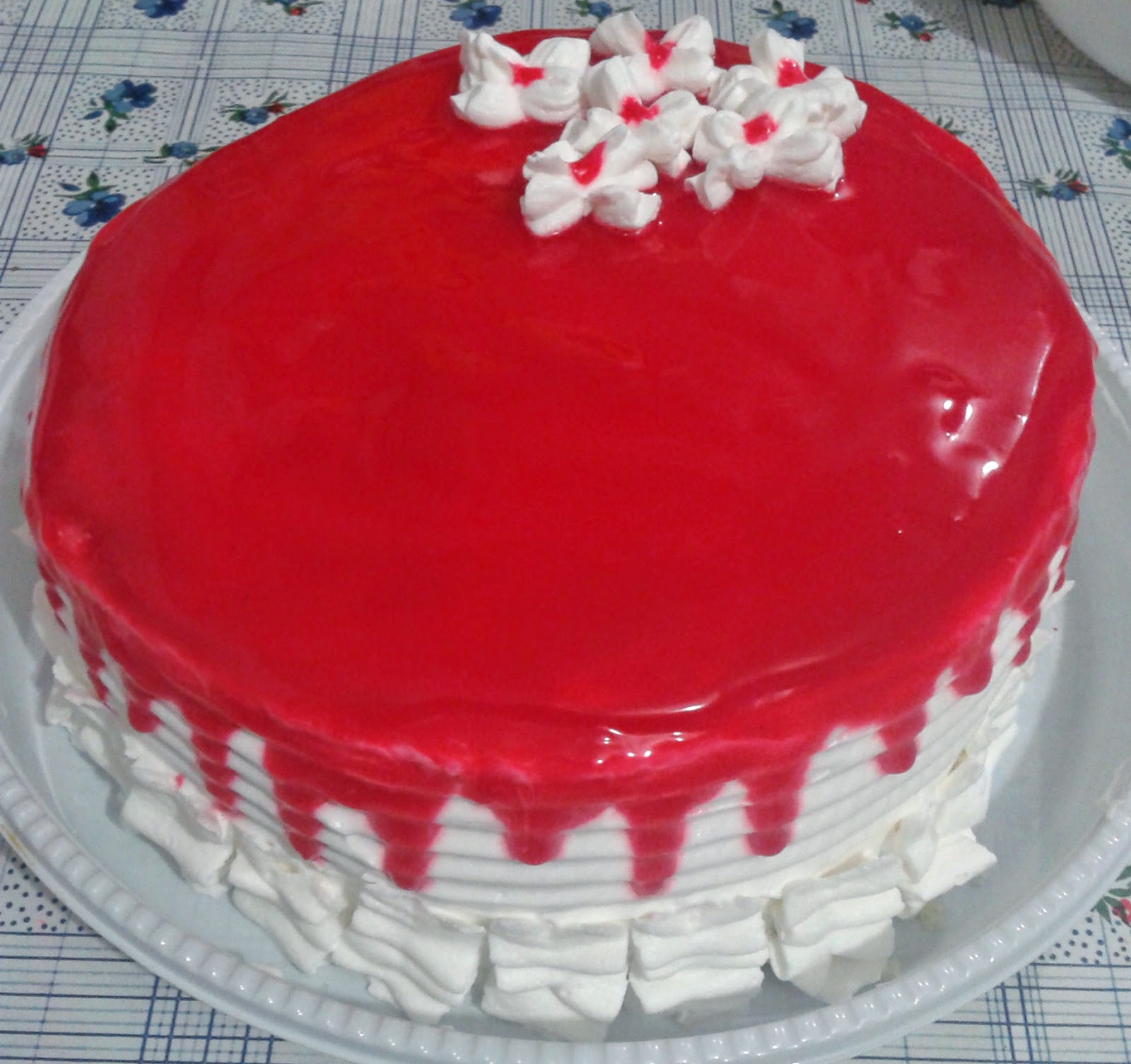 BOLO CONFEITADO COM CHANTILLY