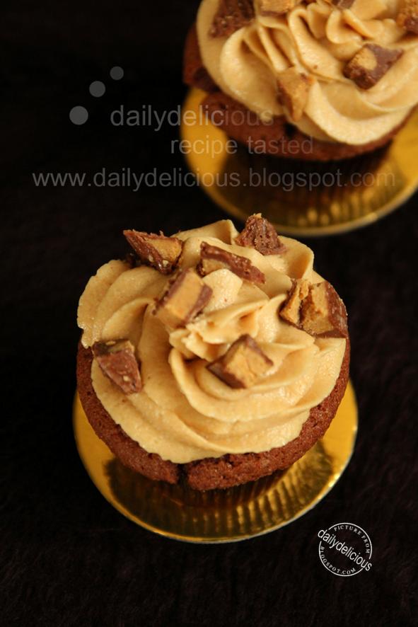 dailydelicious: Reeses Peanut butter cup cupcake: When chocolate and ...
