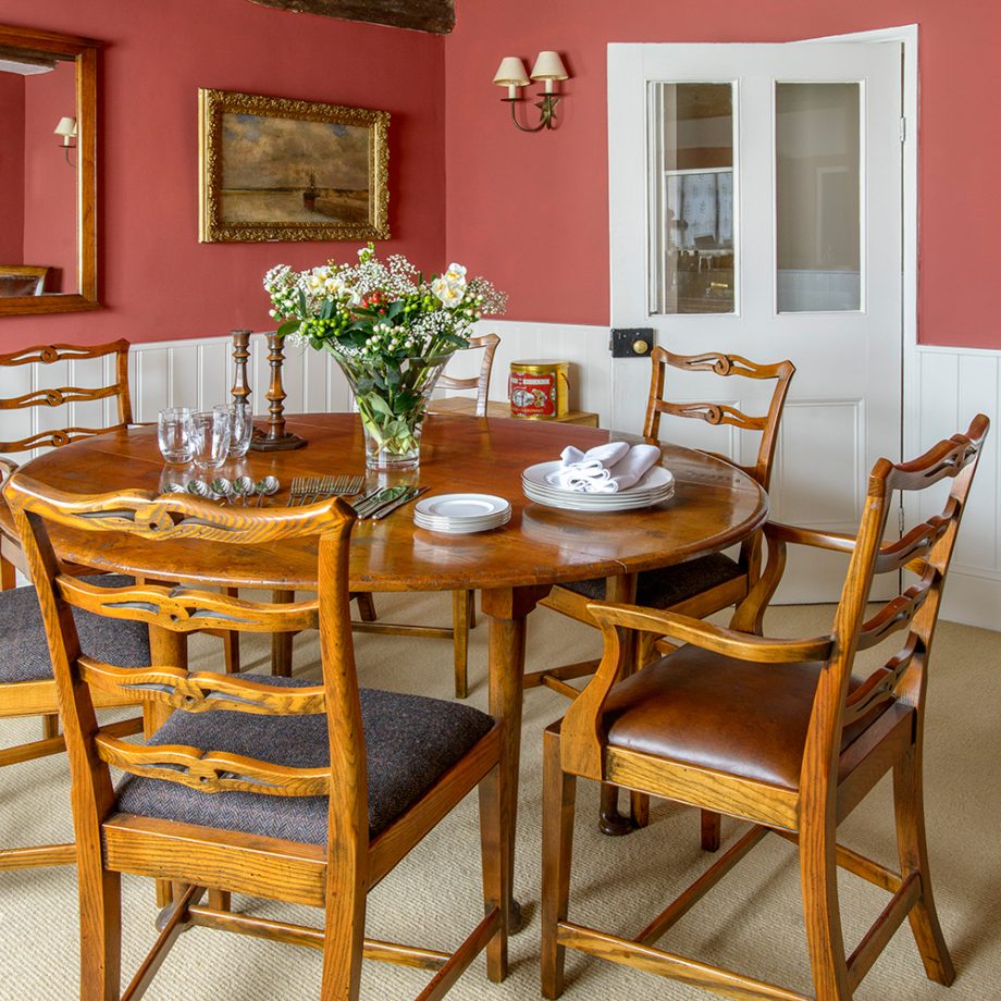 Comedor tradicional con muros de color rojo - Ideas Para el Hogar